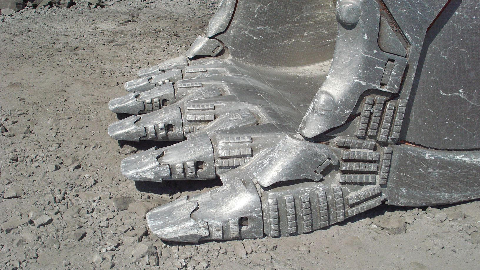 Infinity® Bimetallic Wear Protection for Buckets | Weir